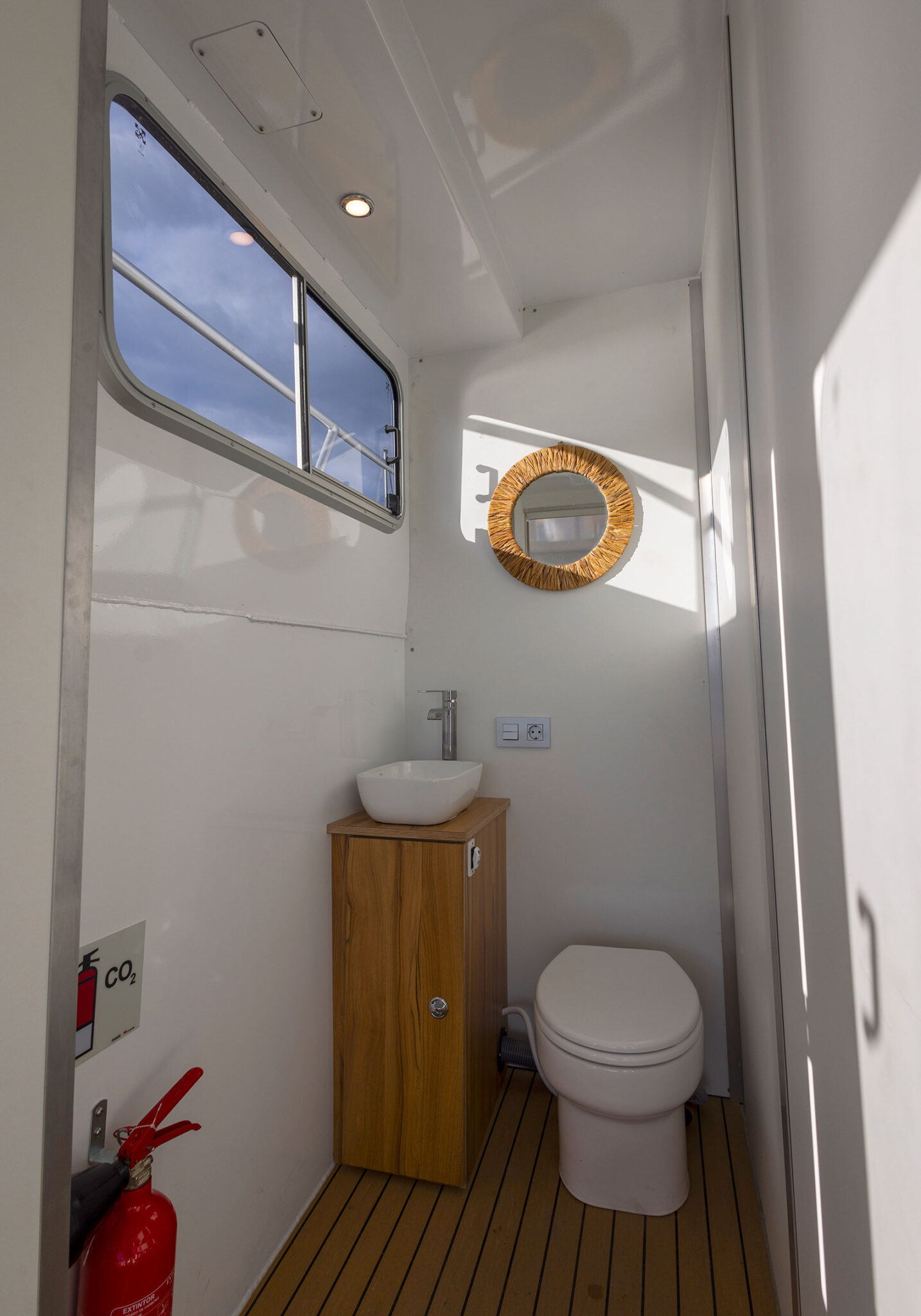 New hybrid jet boat Moggaro 1500 Dive Hybrid