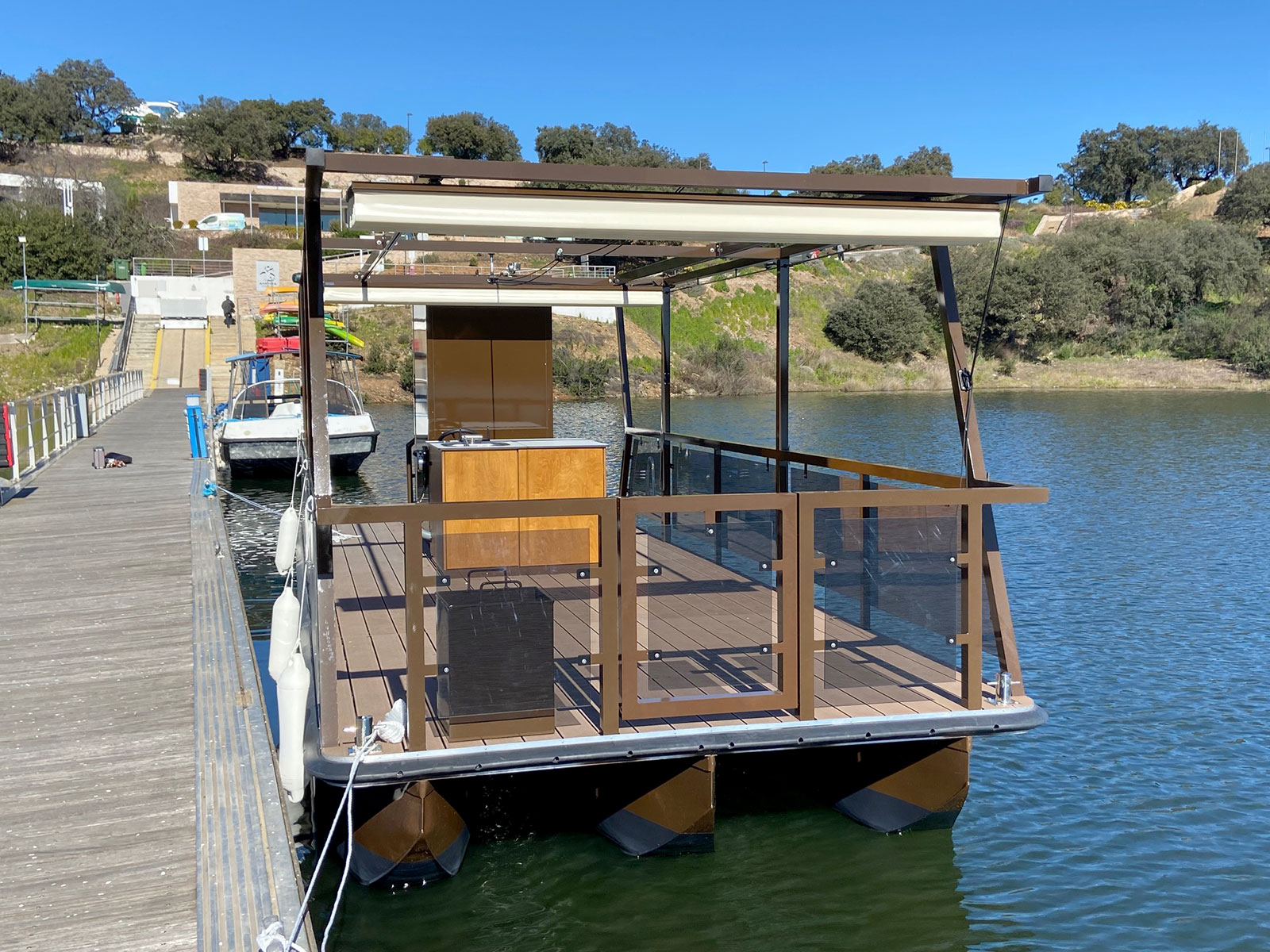 New pontoon M800 delivered to Portugal